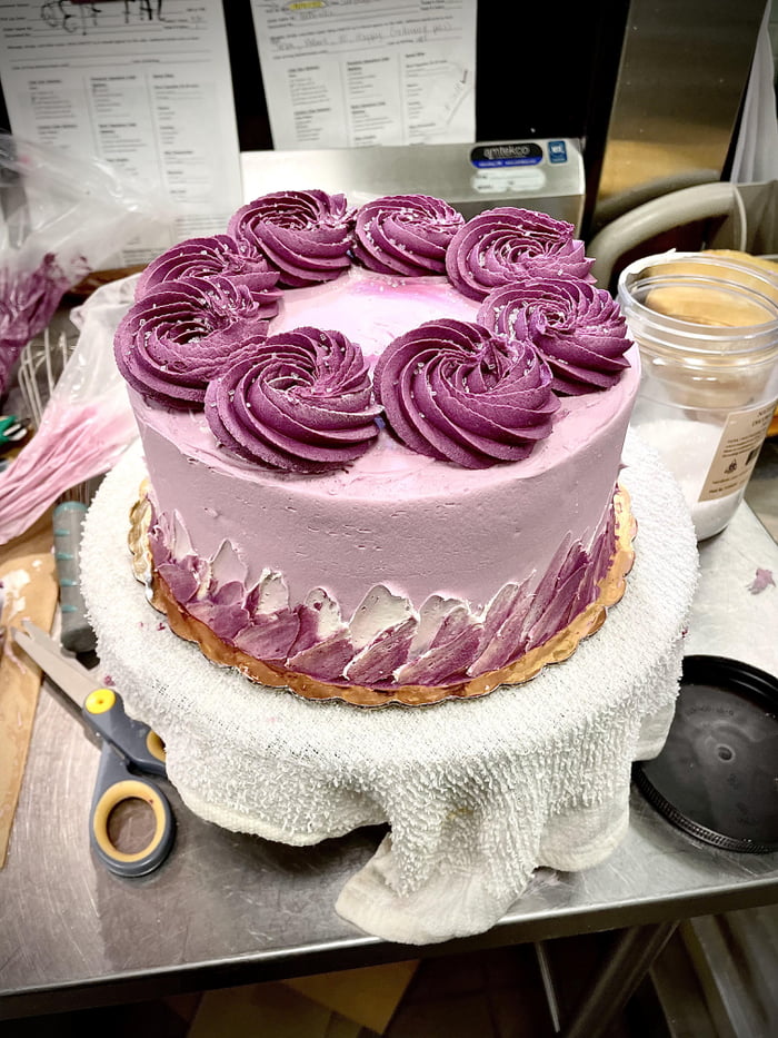 Vanilla buttercream layer cake - 9GAG