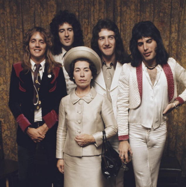 The Queen meets Jeanette Charles, Queen Elizabeth's impersonator, in ...