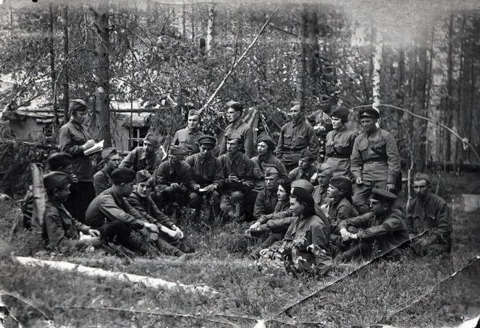 Staff briefing in the field hospital, Red Army, 1942 - 9GAG