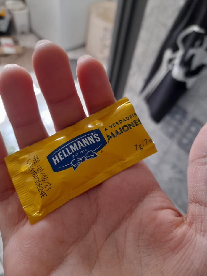 This mayonaise packet is yellow (the mustard packet is also yellow) - 9GAG