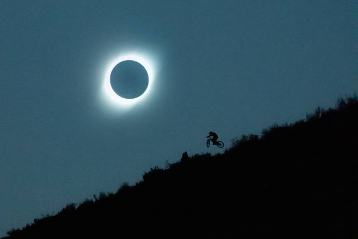 Today a total solar eclipse ocurred in Chile, and profesional MTB rider ...