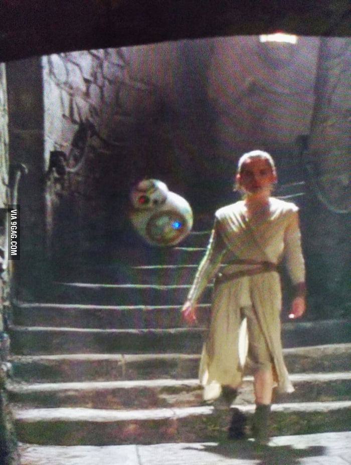 In star wars 7 BB-8 gets of the stairs, how the hell can he get back - 9GAG