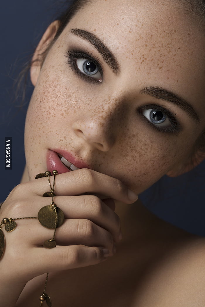 Blue eyes & freckles - 9GAG