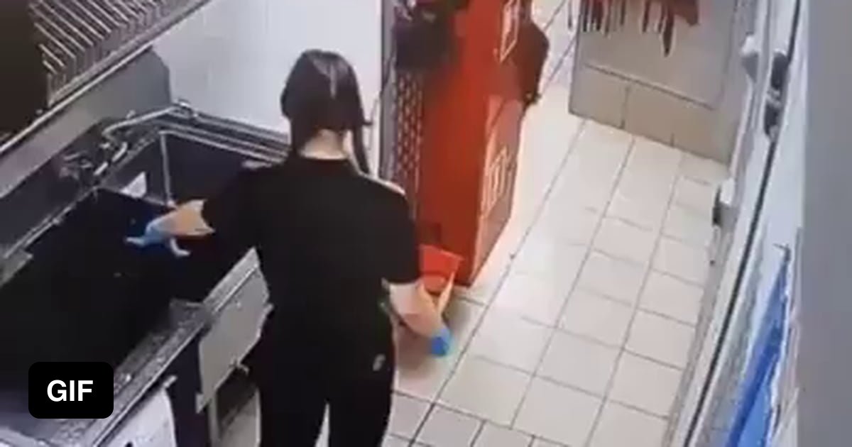 Two fast food workers having some fun :) - 9GAG
