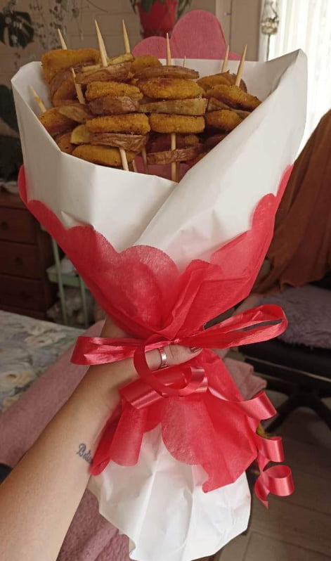 My gf made me this chips and nuggets bouquet for valentines day - 9GAG