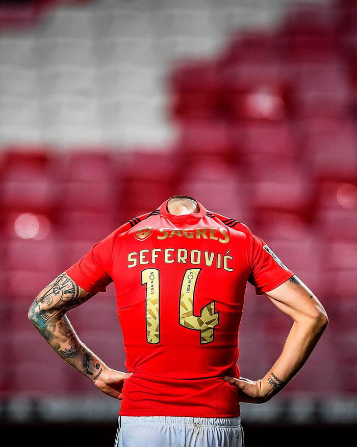 Headless football player - 9GAG