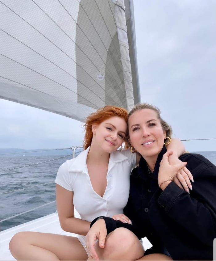 Ariel Winter pokies on a boat - 9GAG