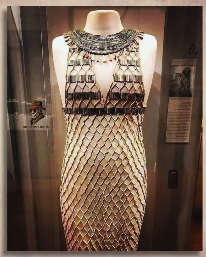 Fantastic garment discovered in Giza, close to the Egyptian Pyramids ...
