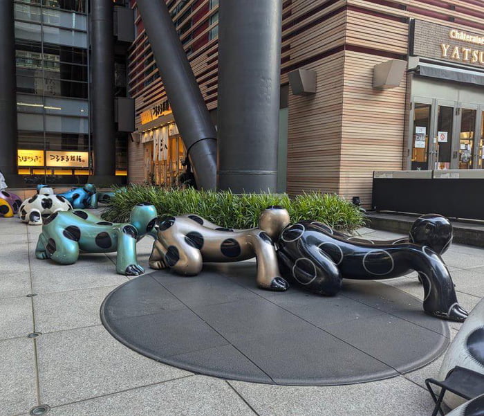 Shiodome Japan, benches to sit and relax - 9GAG