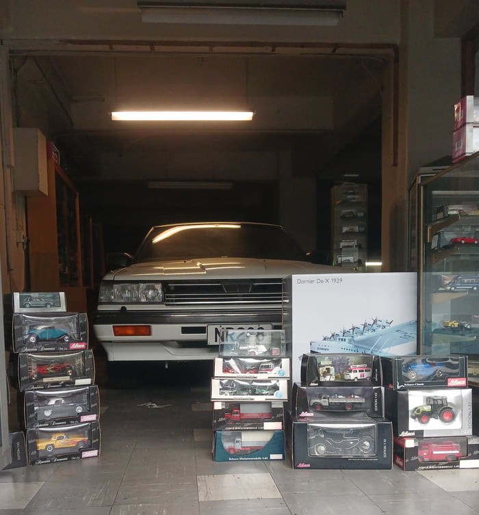 Randomly finding a skyline sitting in a model car shop... - 9GAG