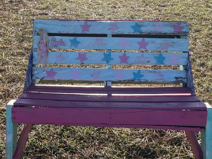 Kids bench at the dog park. - 9GAG