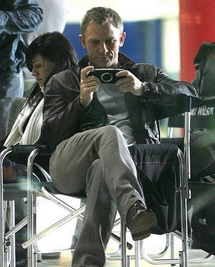 Daniel Craig playing on his PSP while on break filming Casino Royale - 9GAG
