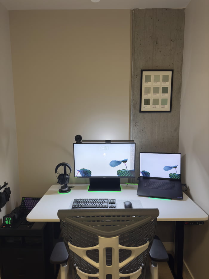 Minimalist B&W Green Setup - 9GAG