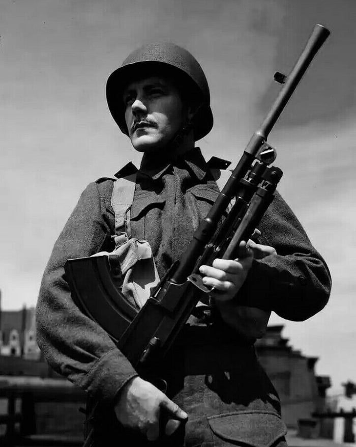 Uploading a WW2 Photography everyday #57 British soldier with a Bren ...