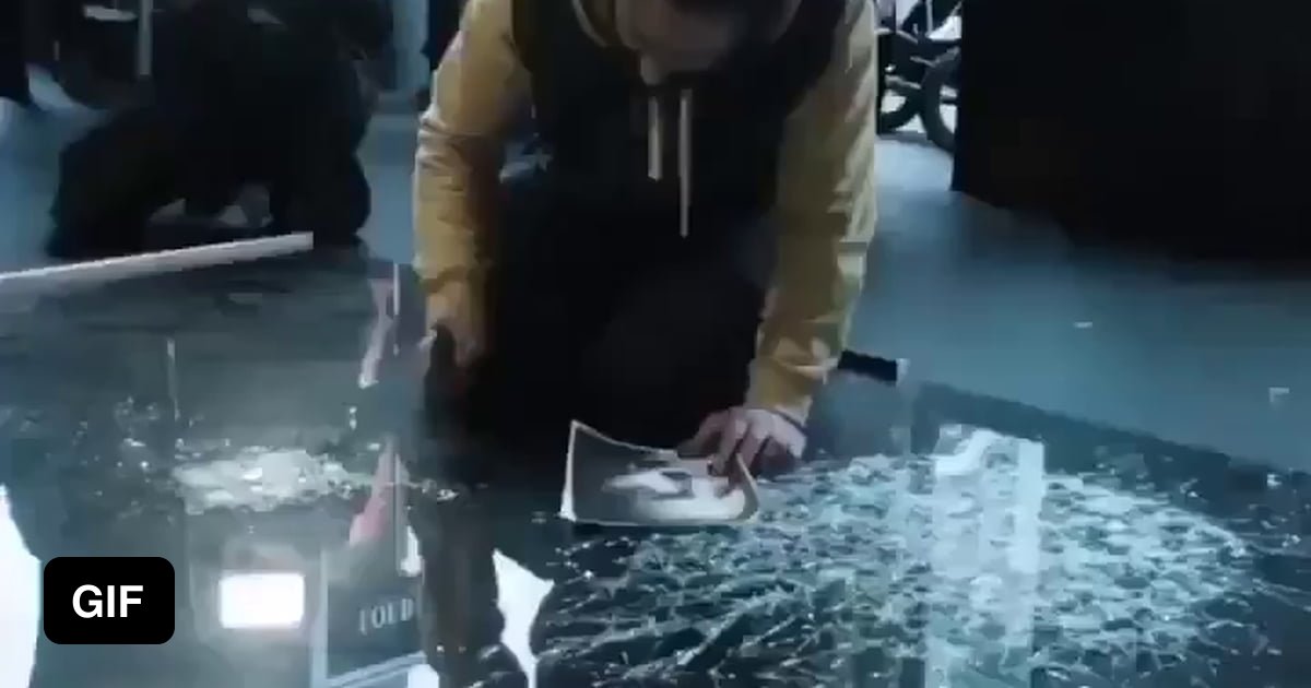 Imitating a picture on glass by using hammer - 9GAG