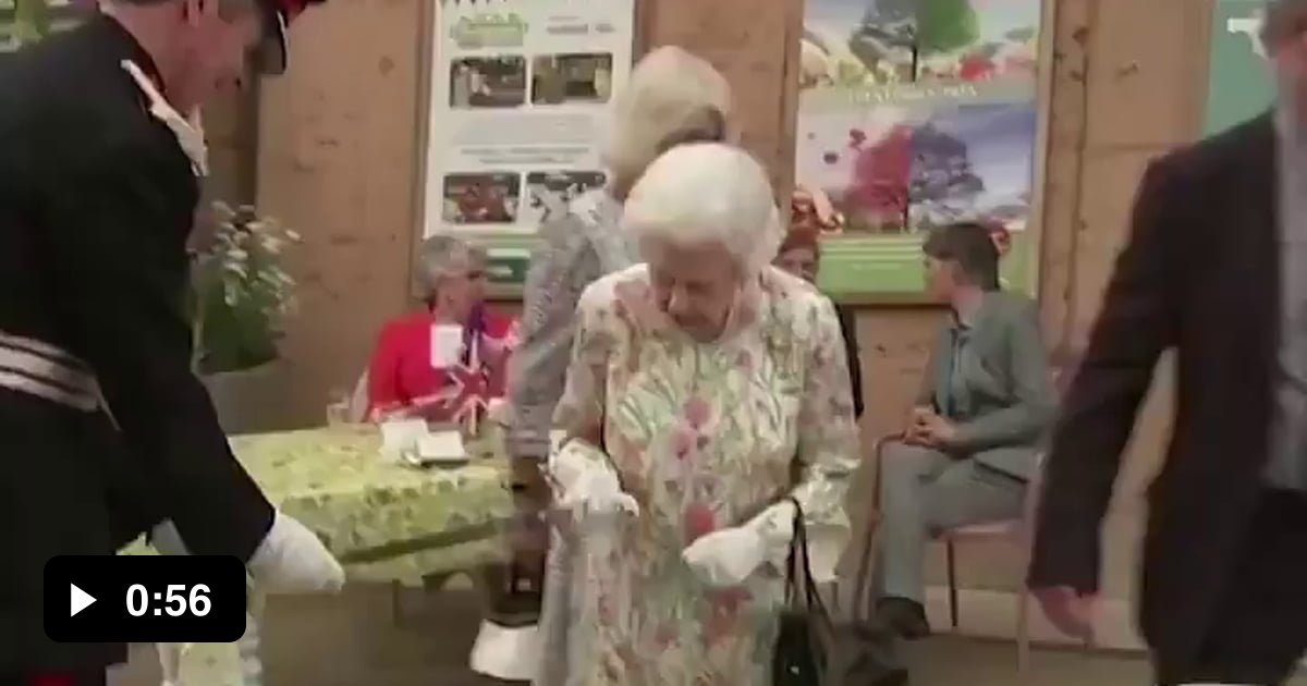 Queen Elizabeth 2 cutting a cake by using Ceremonial Sword - 9GAG