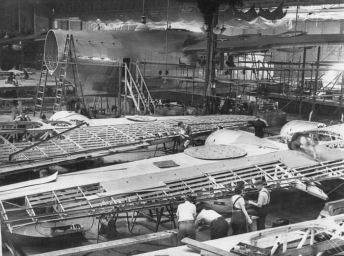 Building the RAF large flying boat Short Sunderland, Short factory at ...