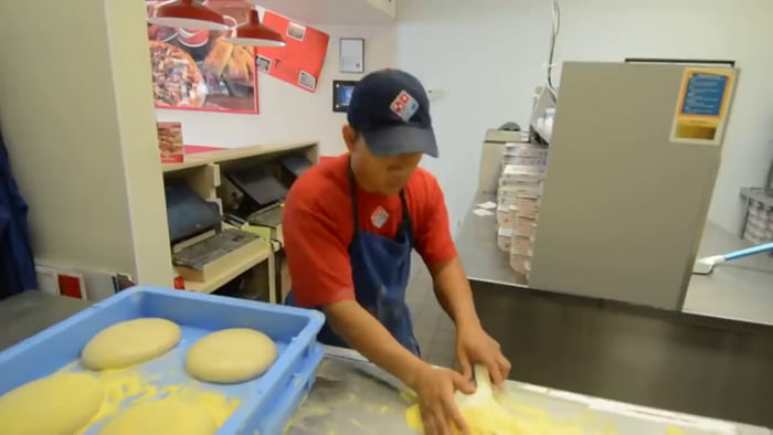 Domino's worker speed pizza making skills - 9GAG