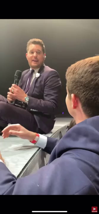 Fan impresses the whole audience at a Michael Buble concert - 9GAG