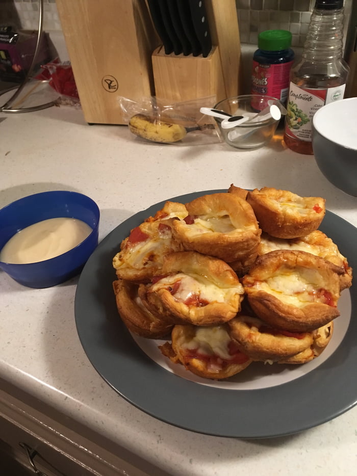 Homemade deep dish mini pizzas and homemade donair sauce. So very yes. - 9GAG