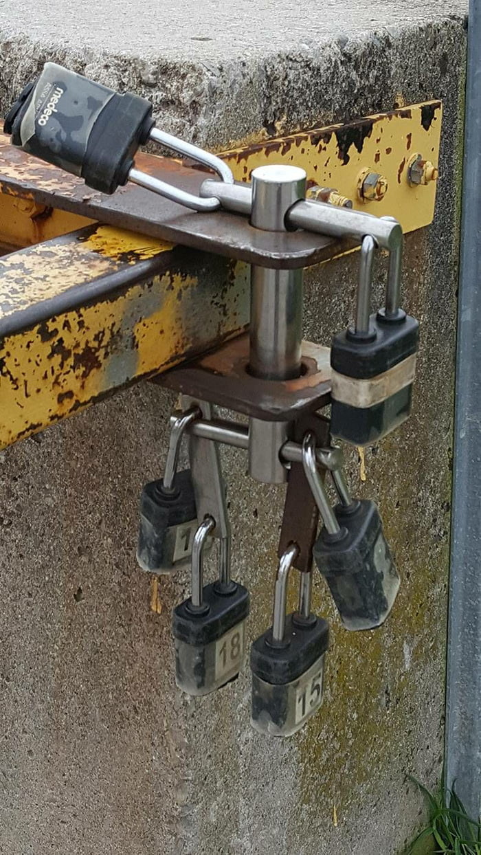 This lock can be opened with 1 lock ... no matter which one - 9GAG