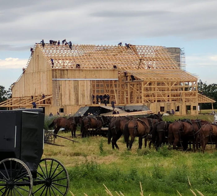 The Amish raising a barn in 2017 - 9GAG