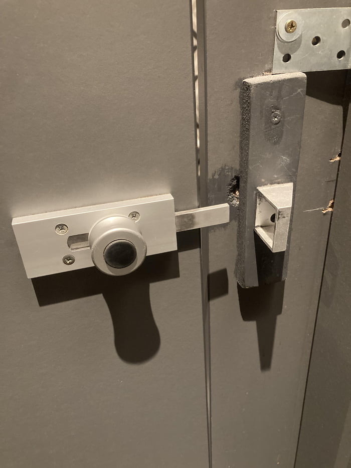 This lock that doesn’t actually lock. - 9GAG