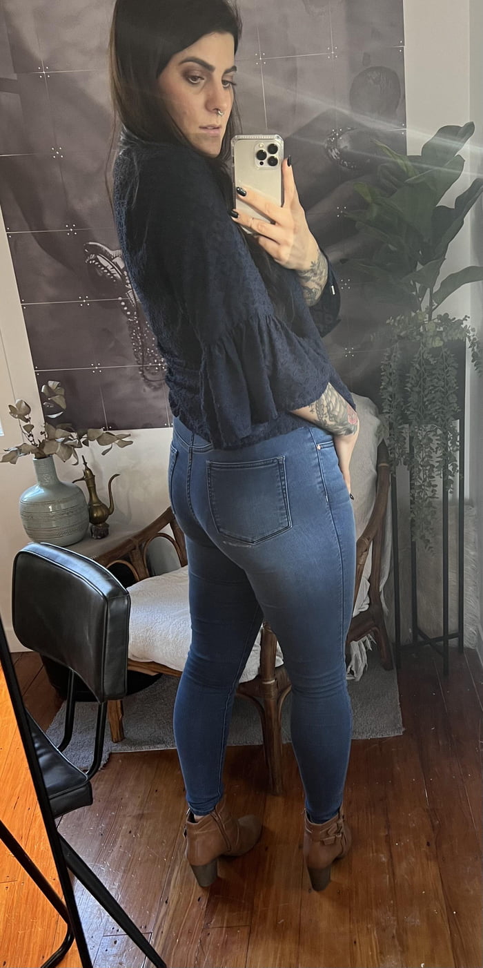 Mom butts are cute too! - 9GAG