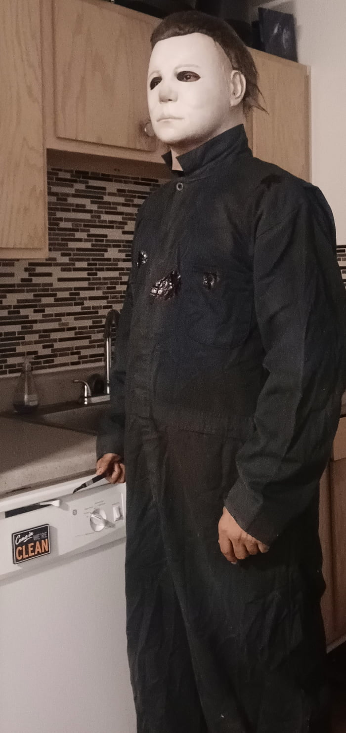 The Shape (Michael Myers) (Halloween 2 Cosplay) - 9GAG