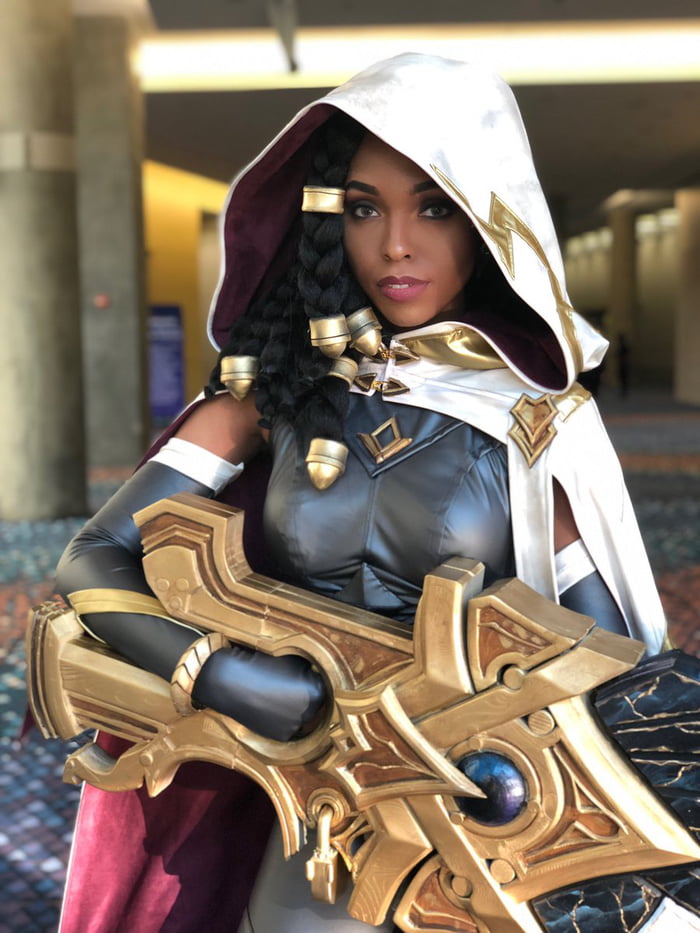 Senna cosplay by Cutiepiesensei at Dreamhack Atlanta - 9GAG