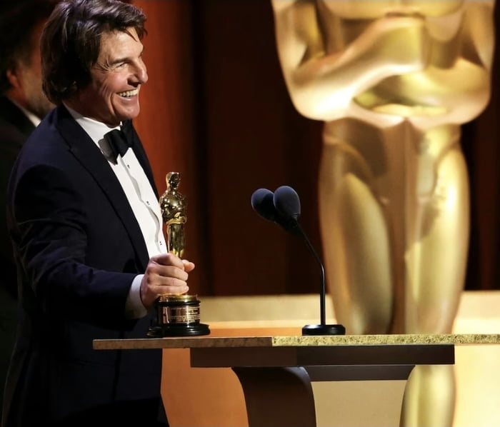 Tom Cruise receives the Oscar for Best Supporting Actor for his role as ...