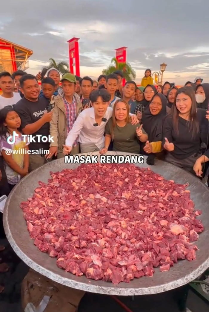 Popular Youtuber Cook 200kg Beef for Iftar Feast in Indonesia, The Uncooked Beef Stolen by Huge ...