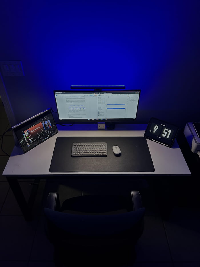 Minimal Desk Setup - 9GAG