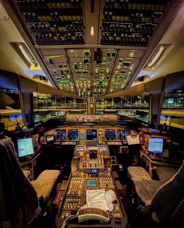 The Boeing 777-200 Flight Deck - 9GAG