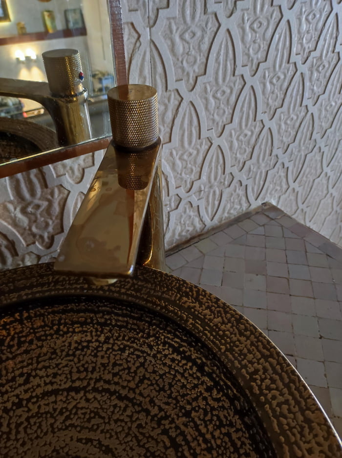 This tap "neck stretching" tap. - 9GAG