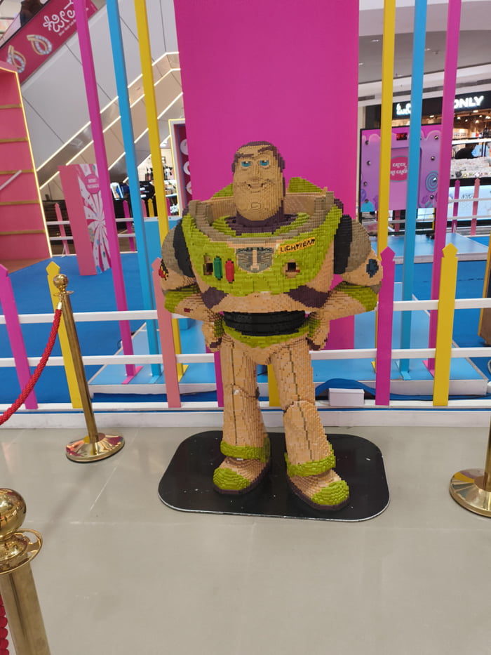 1 meter Buzz lightyear built using lego bricks (bengaluru vega city mall) - 9GAG