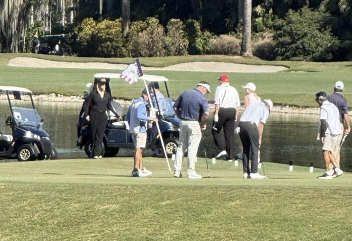 Someone needs to alert the Department og Government Efficiency about Trump golfing - 9GAG