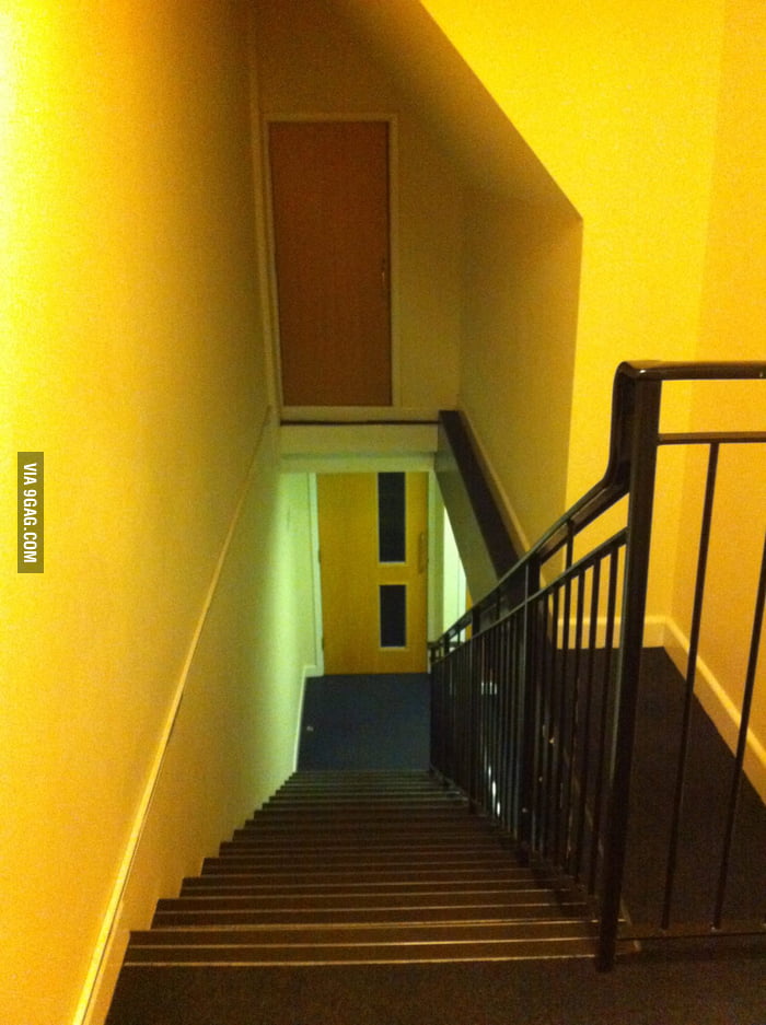 The most useless door ever. :GENIUS: - 9GAG