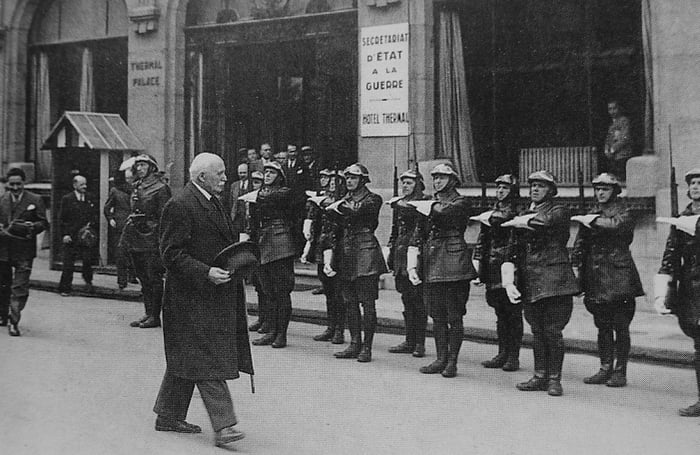 Vichy leader Pétain in Vichy - 9GAG