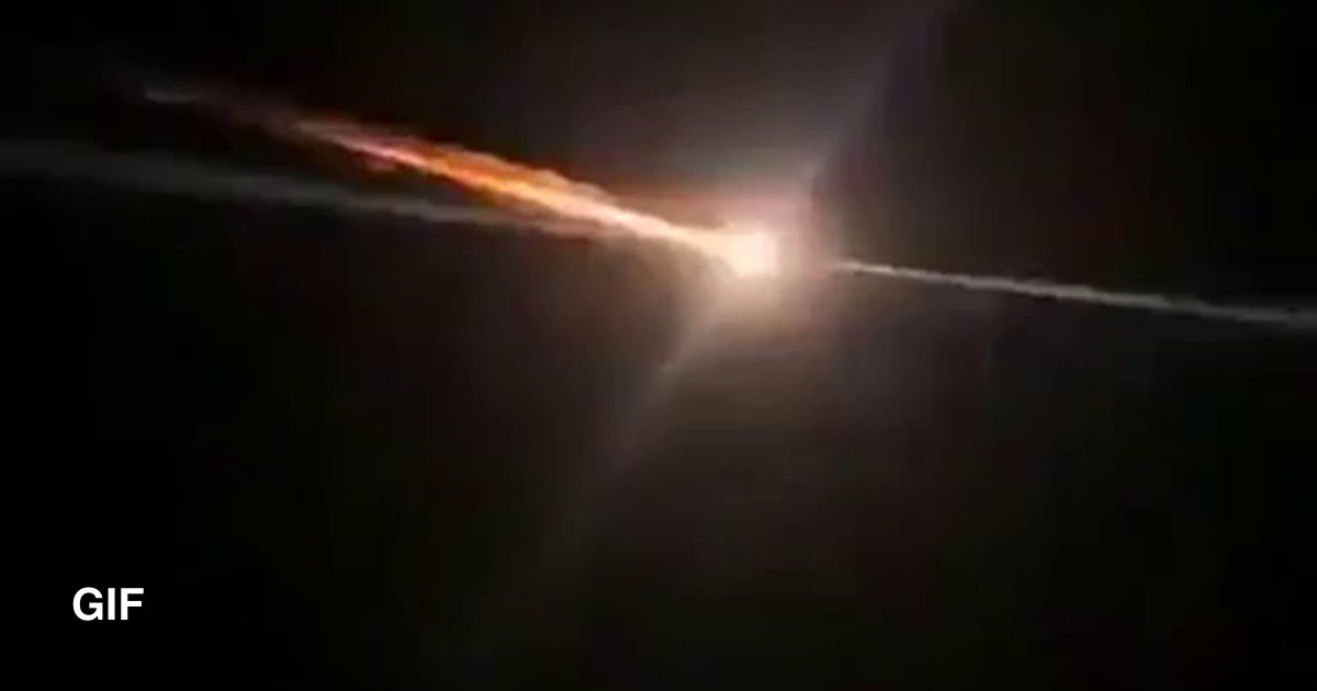 Meteor disintegrating as it passes through the stratosphere - 9GAG