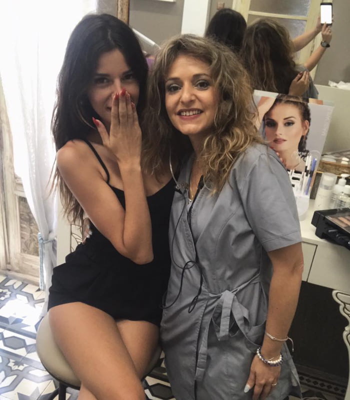 Somebody explain to me wtf is going on.. (look at the mirror) - 9GAG