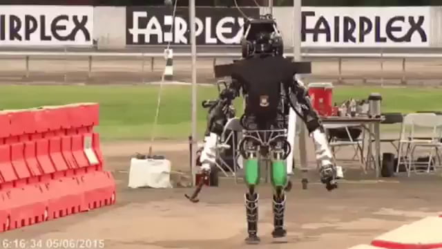Compilation of robots falling down at the DARPA robotics challenge - 9GAG