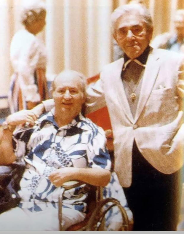 Moe Howard & Larry Fine of The Three Stooges in 1973 - 9GAG