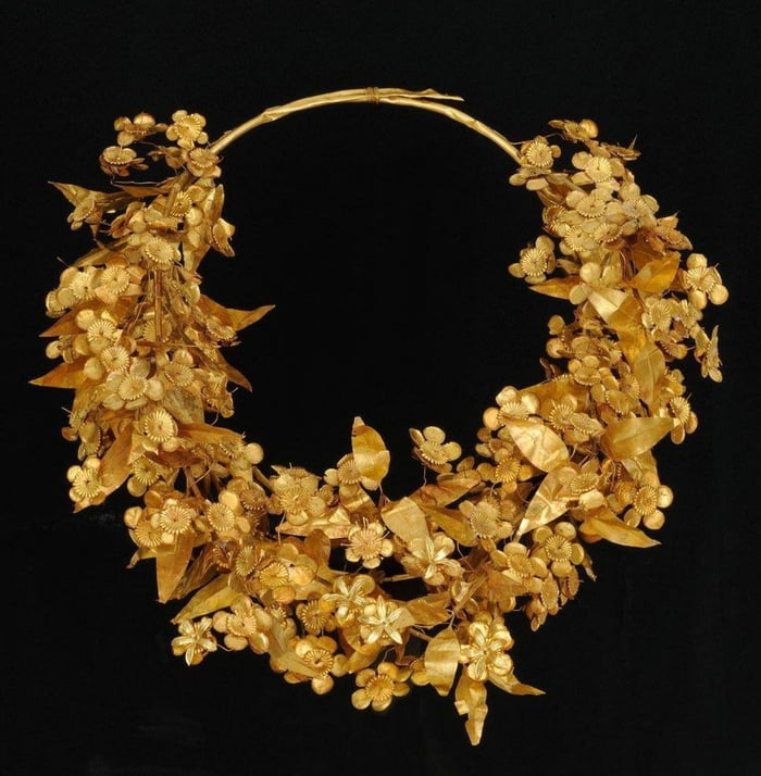 Queen Meda's golden crown. Artifact from 336 BC from the tomb of Philip ...