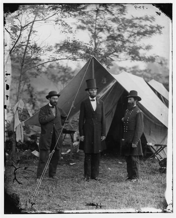 Abraham Lincoln standing in the battlefield during the civil war in ...