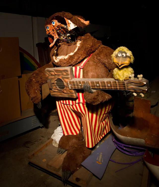 The abandoned Billy Bob animatronic from Rock-afire Explosion - 9GAG