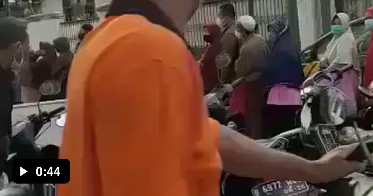 Emang segitu susahnya cari minyak ya? Di daerah gw kayaknya nggak gini-gini amat - 9GAG