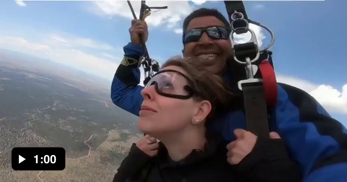 This man proposes to girlfriend during skydive - 9GAG