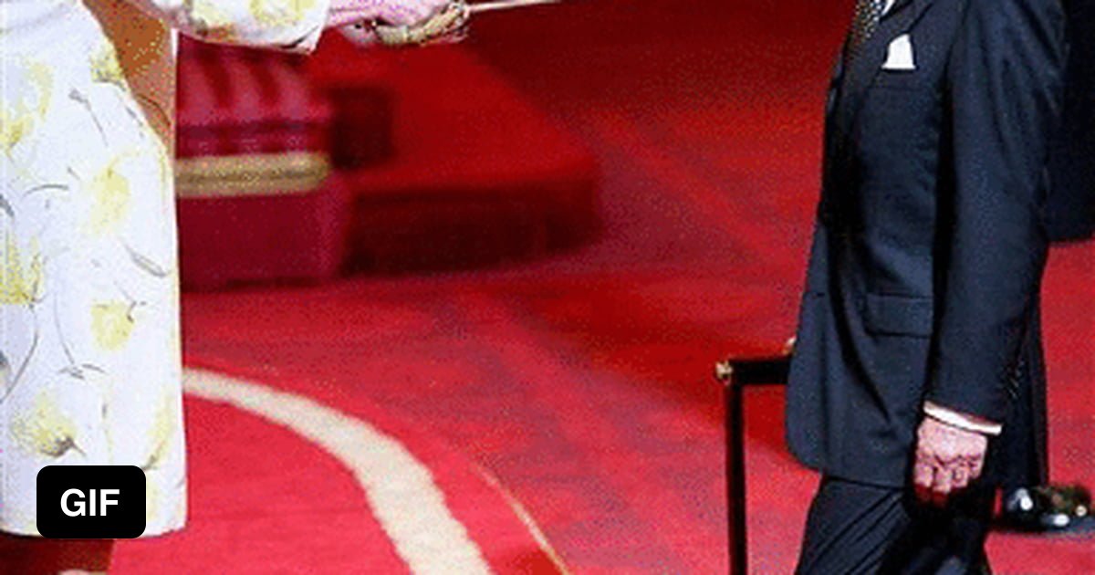 The Queen officially knighted Patrick Stewart........DEW IT! - 9GAG