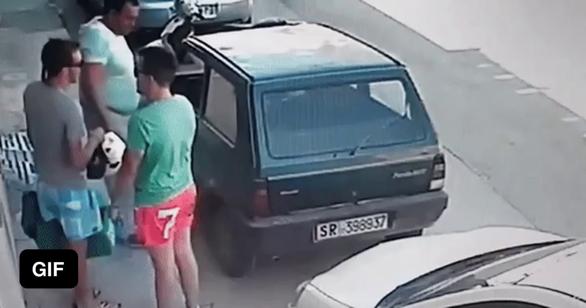 Car gets stuck between two vehicles - 9GAG